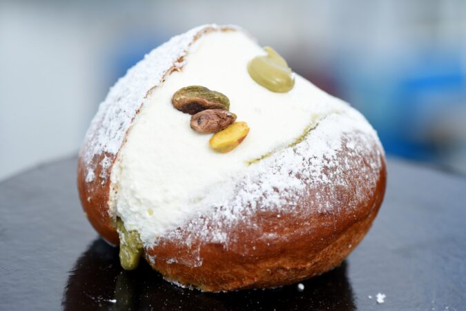 Da “Profumo di Cafè” a Pozzuoli c’è il “Maritozzo”, dolce tipico romano ...