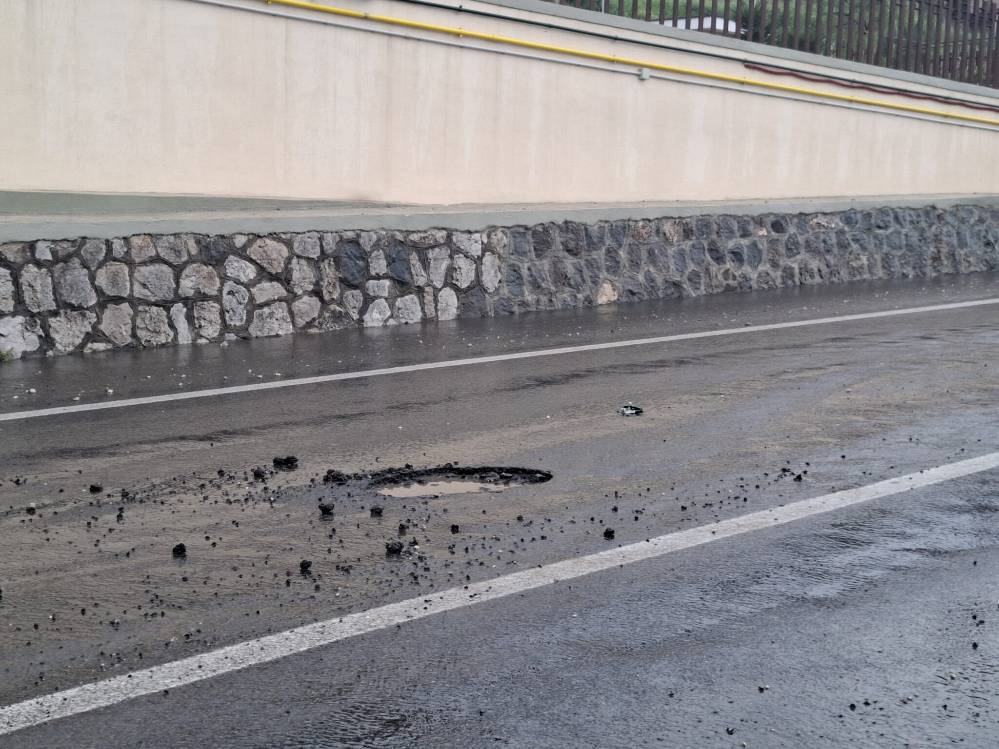 Strade colabordo a Pozzuoli: buche sulla strada da poco asfaltata – LE ...